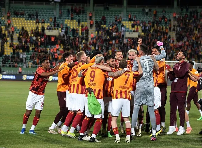 Türk futbolunda kara gece! Galatasaray-Fenerbahçe Süper Kupa maçına ... Türk futbolunda kara gece! Galatasaray-Fenerbahçe Süper Kupa maçına ...