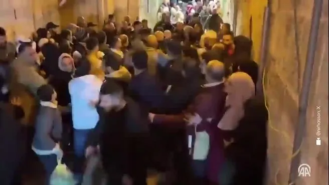 Katil İsrail polisi ilk teravih namazında Mescid-i Aksa’ya girişleri ... Katil İsrail polisi ilk teravih namazında Mescid-i Aksa’ya girişleri ...