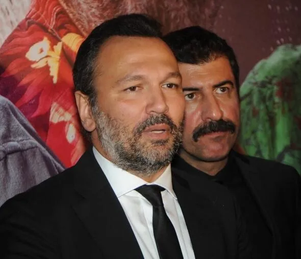 Ali Sunal yeni filminin galasında gözyaşlarını tutamadı