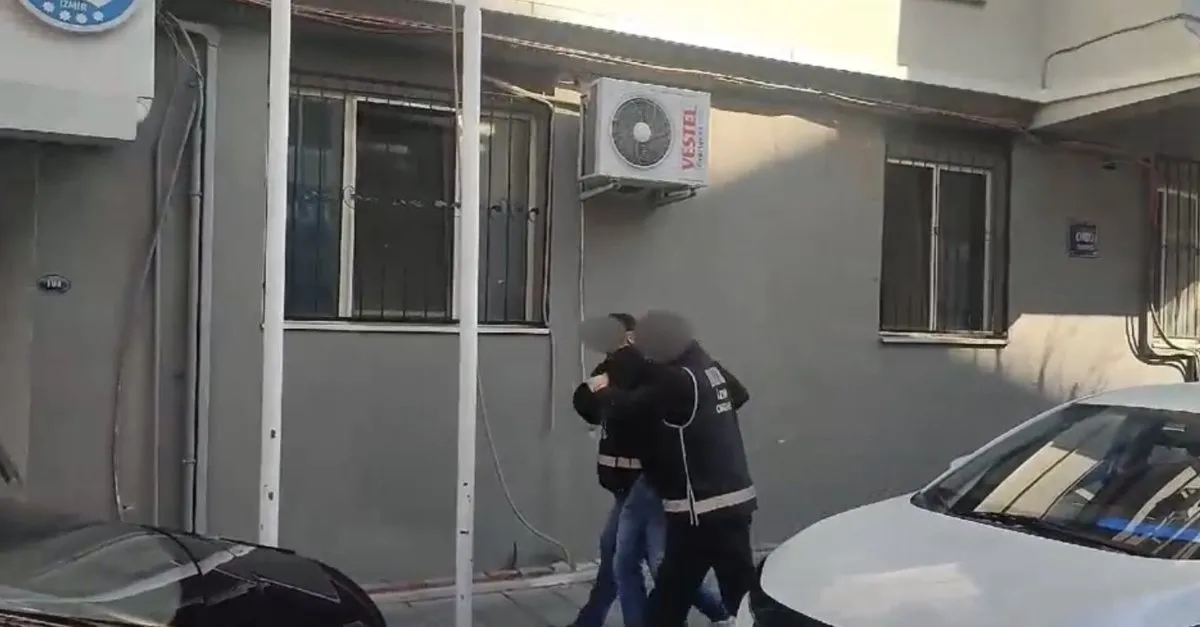 İnterpol tarafından kırmızı bültenle aranan zanlı İzmir’de yakalandı İnterpol tarafından kırmızı bültenle aranan zanlı İzmir’de yakalandı