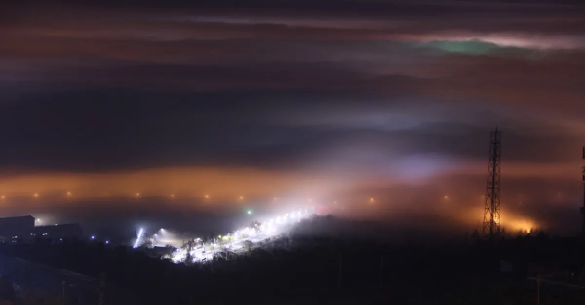 Sıcaklık eksi 6 derecede! Gece ışıkları sisle birlikte görsel şölen ...