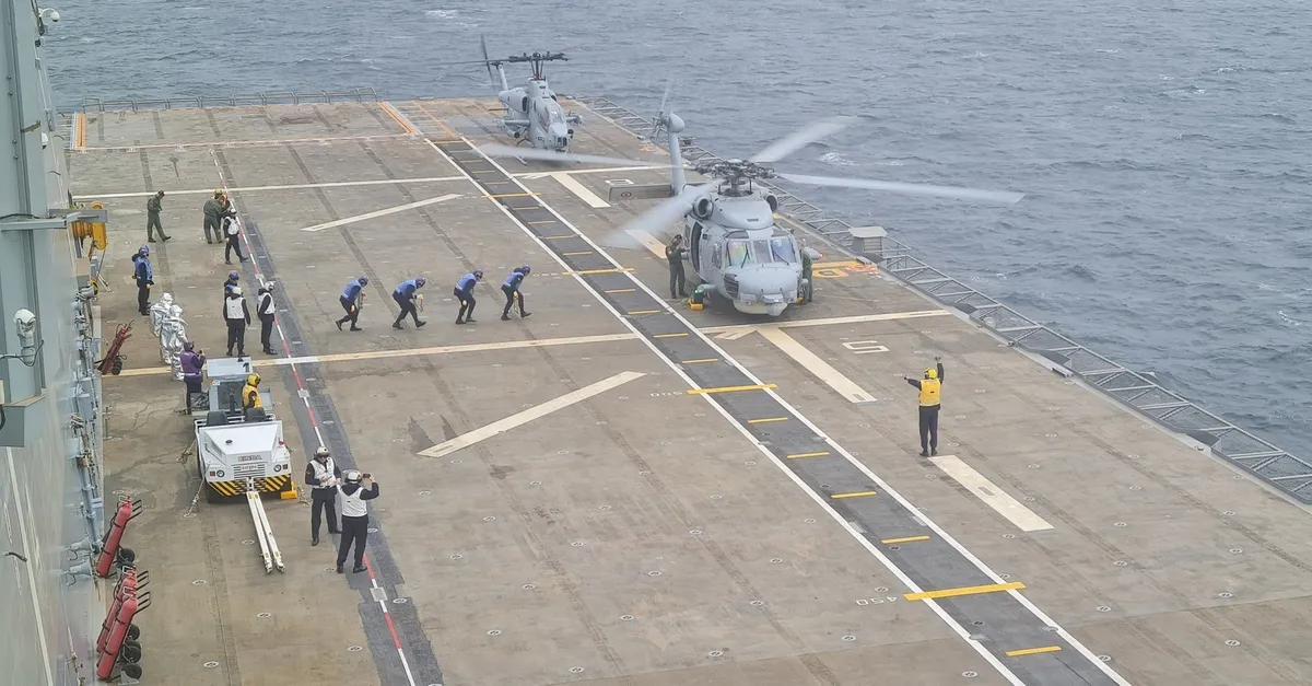 AH-1W Super Cobra ve SH-70 Sea Hawk helikopterleri LHD ANADOLU’ya ilk ...