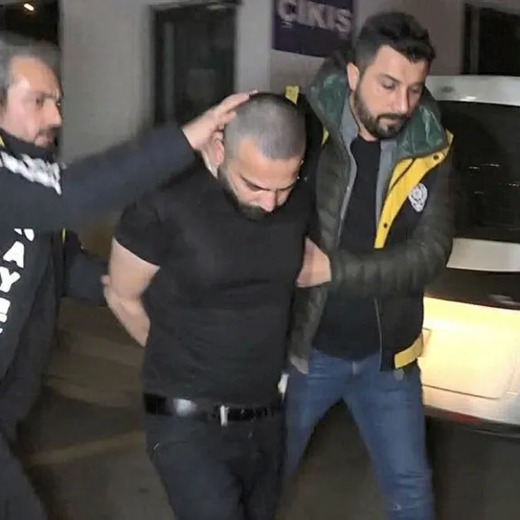 Ev arkadaşını öldürüp kafasını buzdolabında sakladı! Mahkemede Berber ...