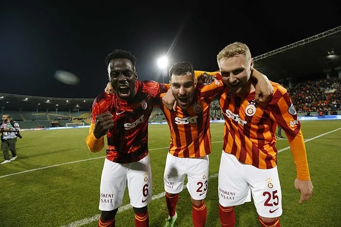 Türk futbolunda kara gece! Galatasaray-Fenerbahçe Süper Kupa maçına ... Türk futbolunda kara gece! Galatasaray-Fenerbahçe Süper Kupa maçına ...