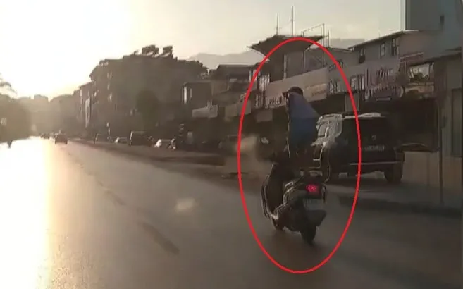 Motosikletle ölüme meydan okudu - AHaber Video İzle Motosikletle ölüme meydan okudu - AHaber Video İzle